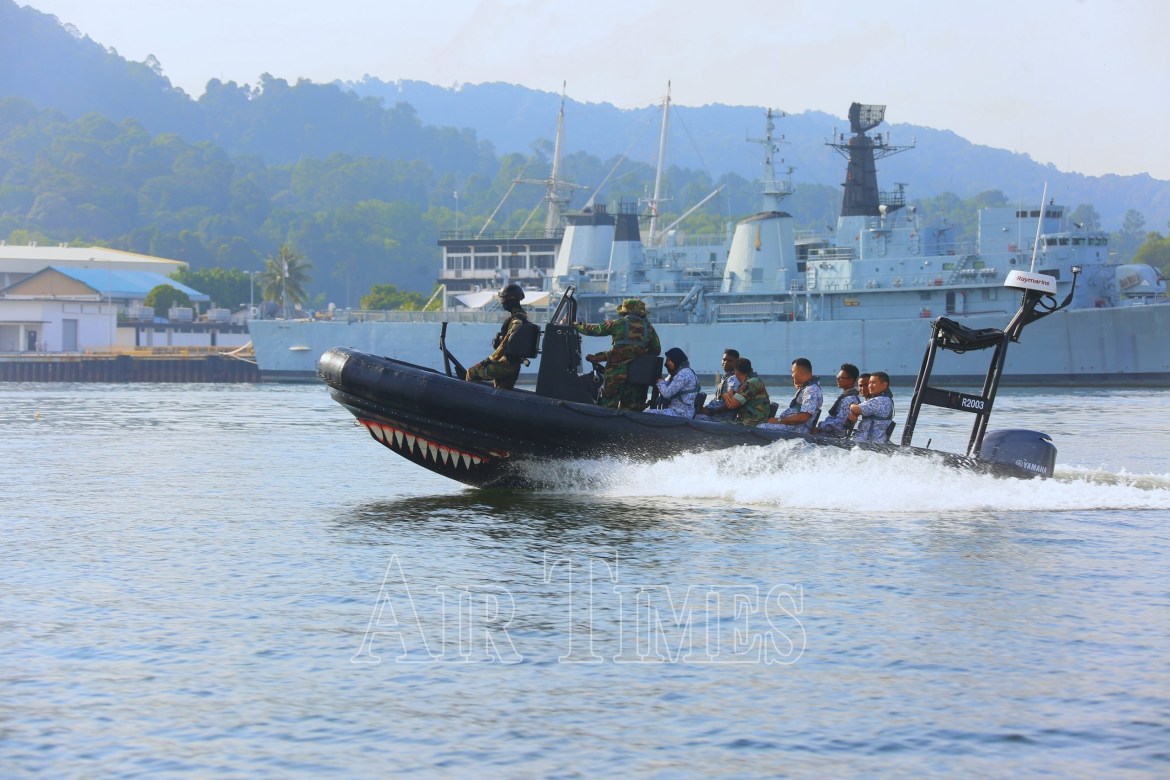 DEFENSE STUDIES: TLDM Terima 11 Bot Tempur RHIB untuk Perkasa Op Benteng
