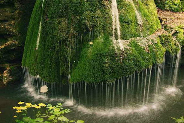 Hidden and little known places: Dazzling waterfall in Romania,Izvorul Bigăr
