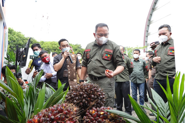 Dodi Reza Luncurkan Sang Bokar dan e-STDB Dodi Reza Luncurkan Sang Bokar dan e-STDB
