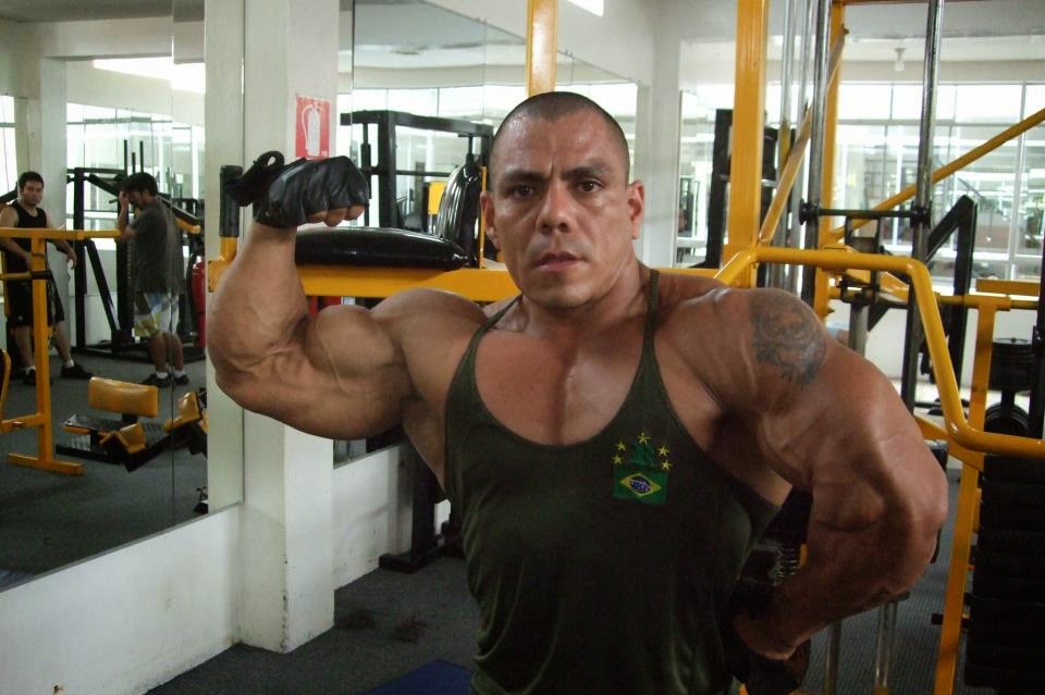 world bodybuilders pictures: peru bodybuilder henson vela diaz posing