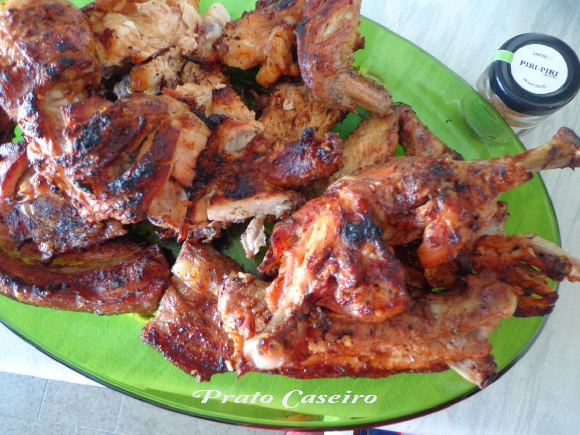 Prato Caseiro: Frango assado no churrasco com arroz branco, batata ...