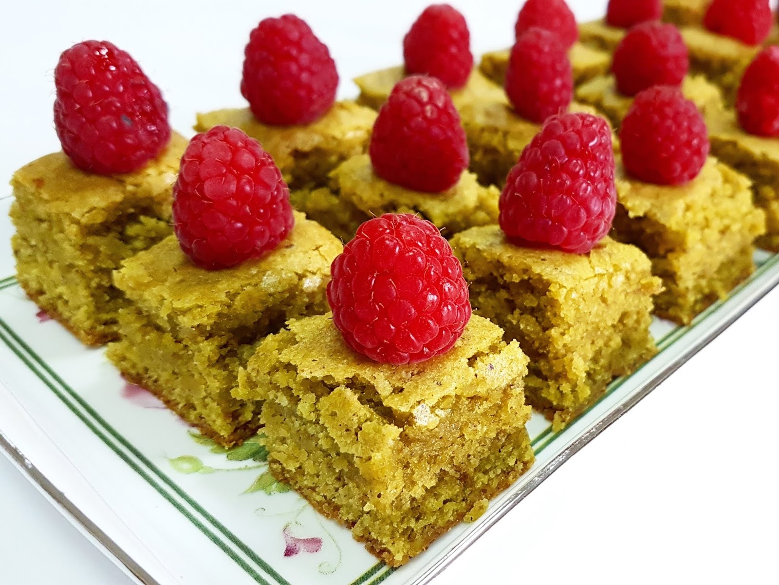 Maryam's Culinary Wonders: 1289. Pistachio Petit Four Cakes