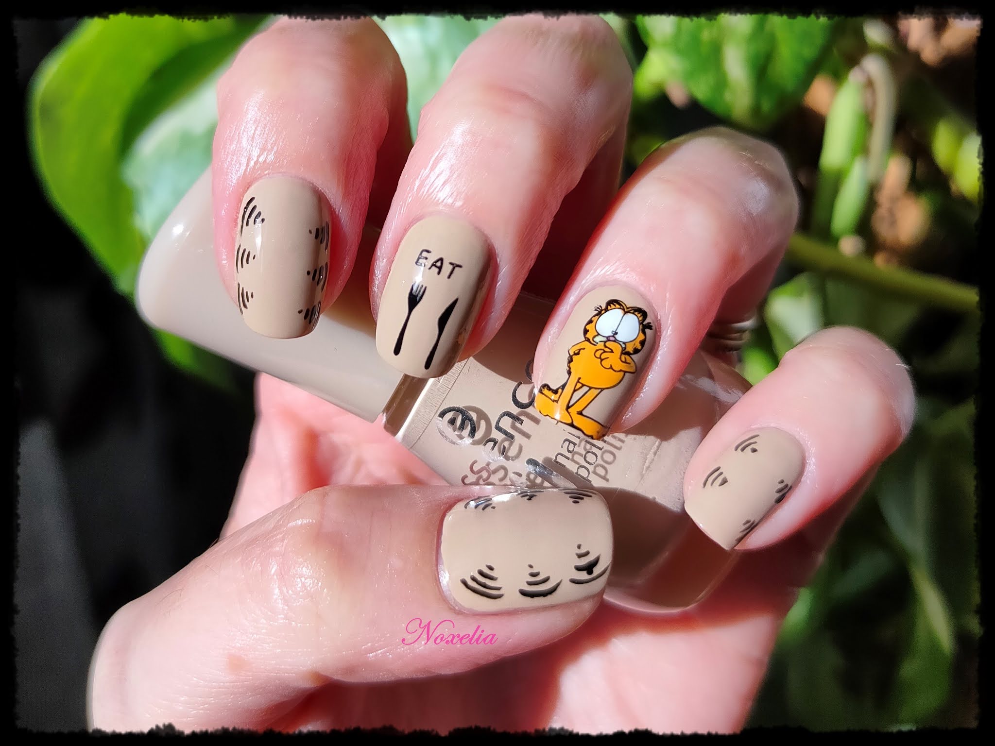 Noxelia: Stamping nail art: Look de uñas Nº 607. Garfield