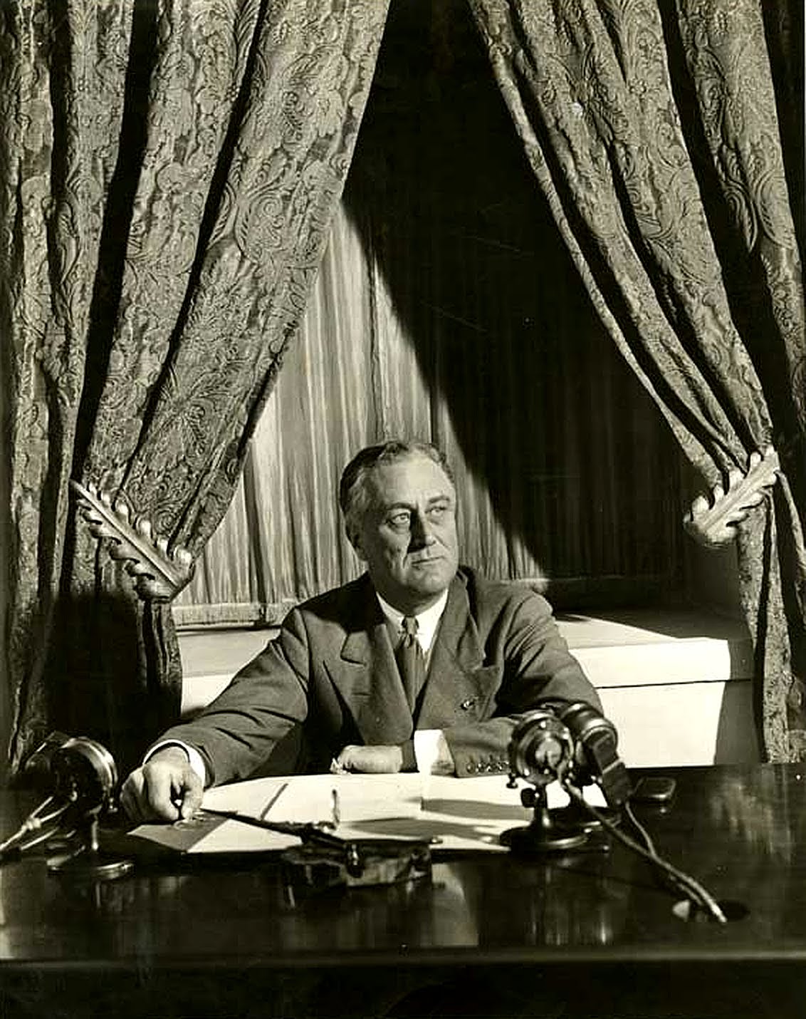 Franklin D. Roosevelt FDR first fireside chat Public Domain Clip Art ...