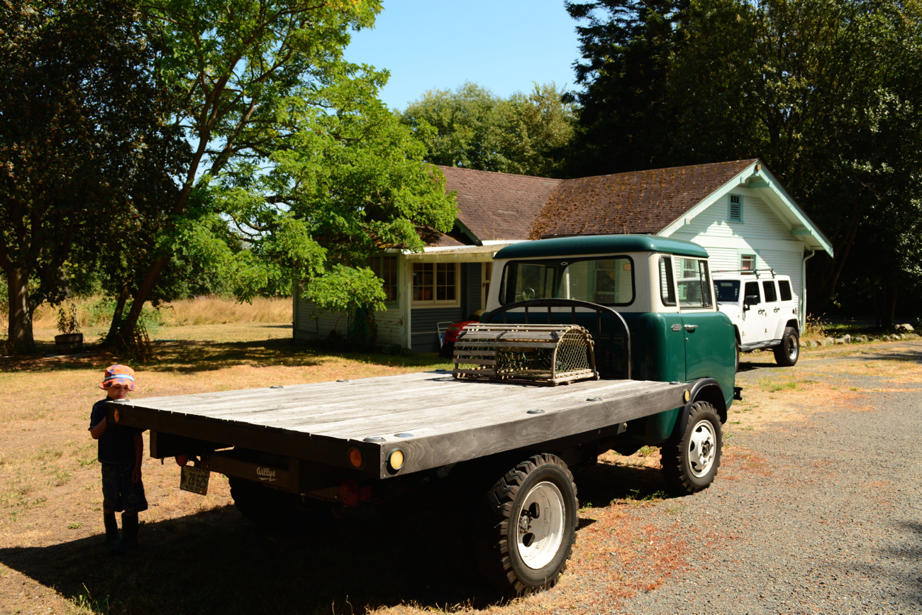 OLD PARKED CARS.: 1959 Jeep FC-170 DRW.