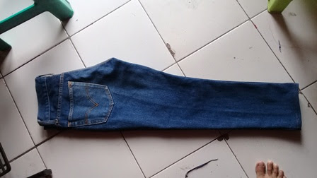 tutorial permak membegi celana jeans warna biru
