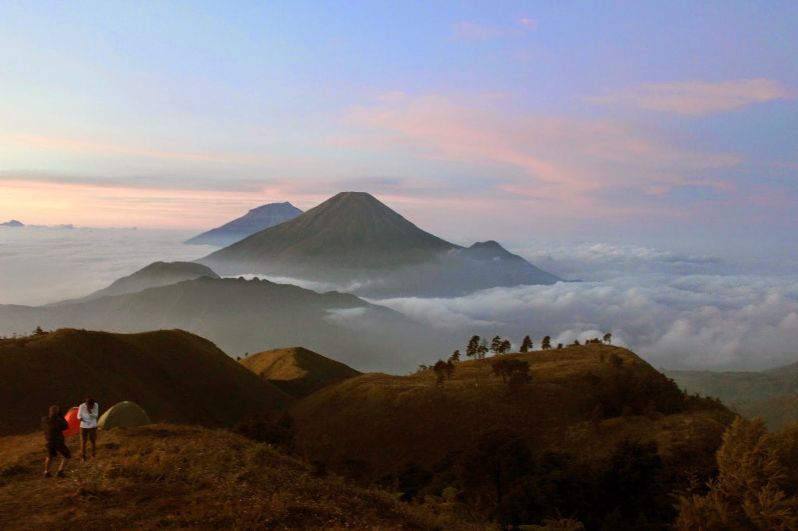 MENYAPA NUSANTARA: MELIHAT 5 GUNUNG DARI PUNCAK PRAU, DATARAN TINGGI ...
