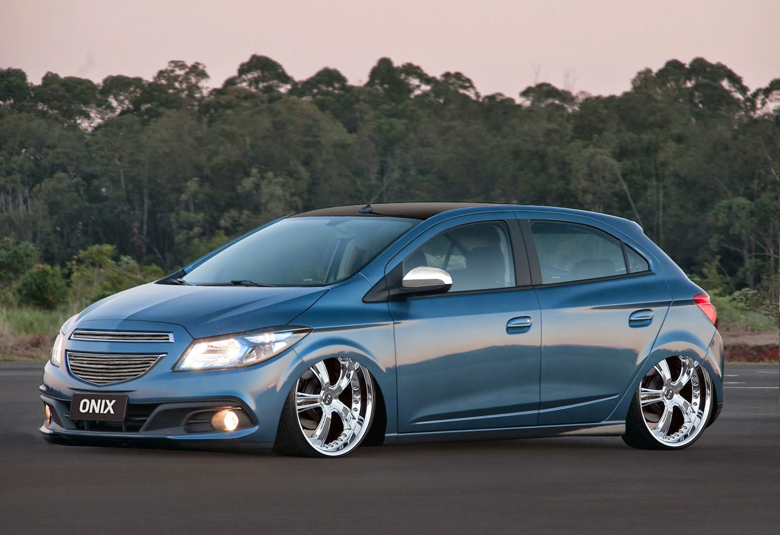 Chevrolet Onix REBAIXADO! Aro 18'