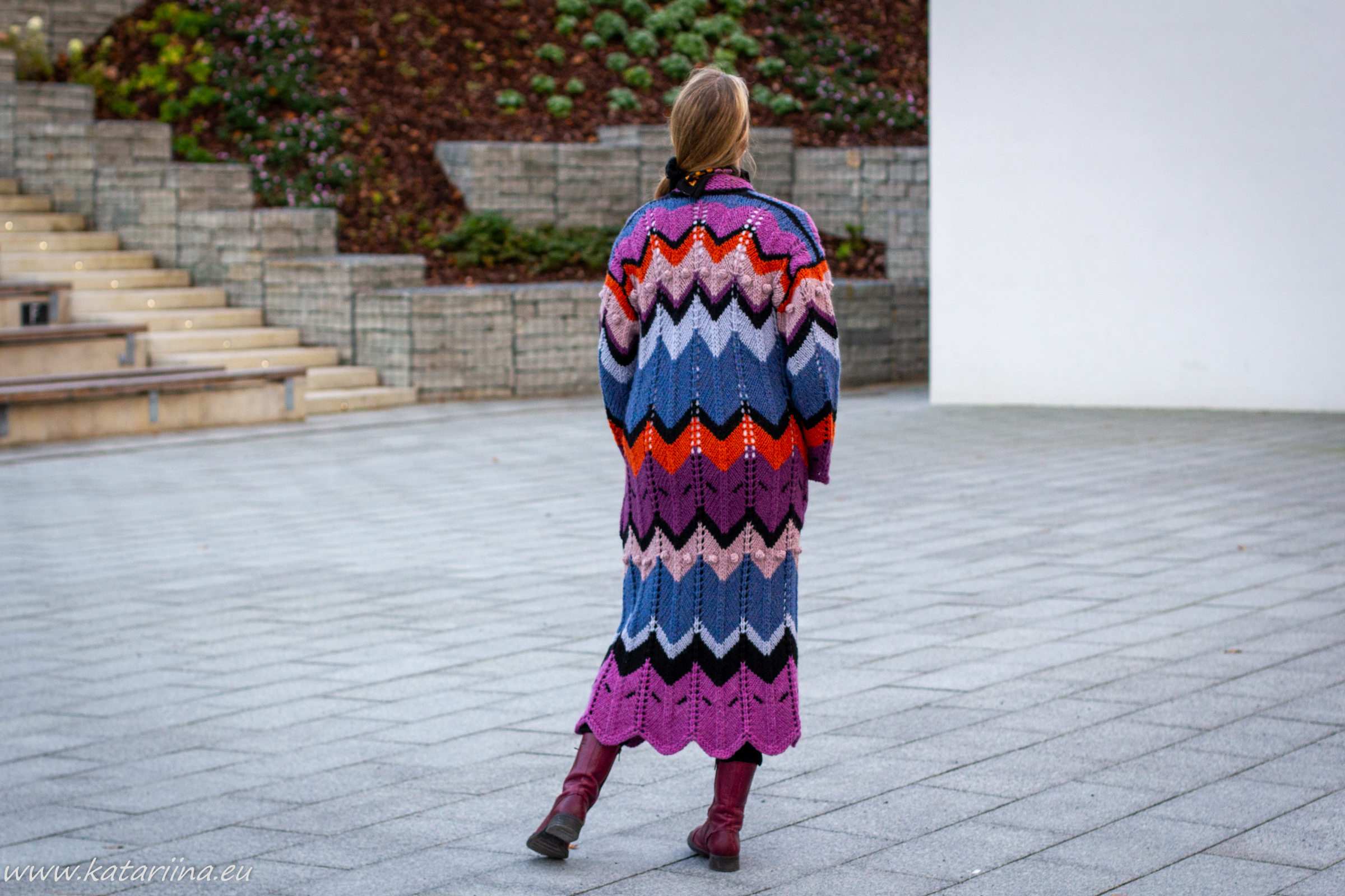 Katariina kudugurmee: Pikk ja sakiline mantel.