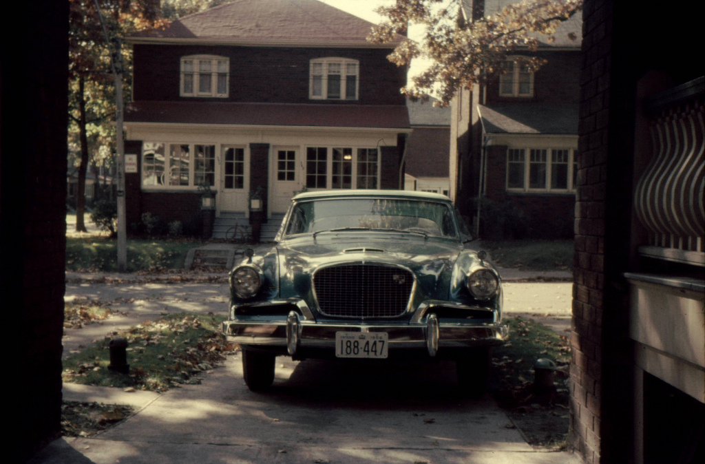 25 Beautiful Color Photos That Capture Everyday Life of Toronto During ...