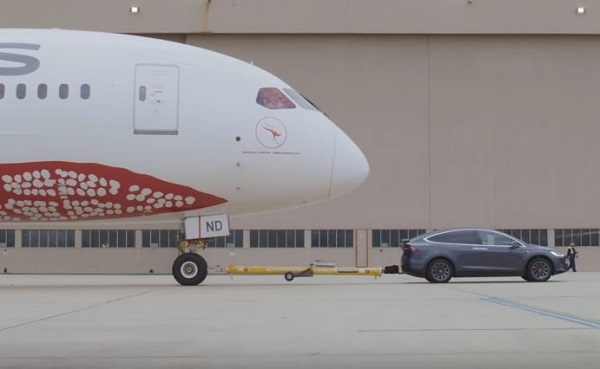 El Tesla Model X P100D marcó un Récord Guinness al remolcar un avión ...