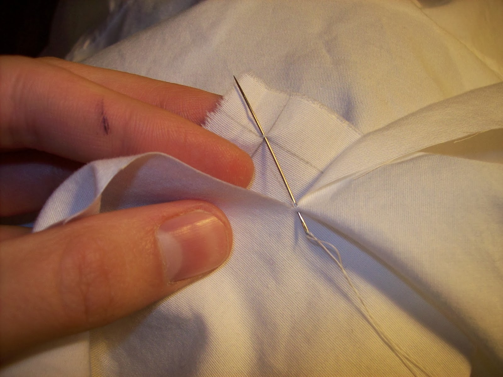 Inserting gussets on a chemise