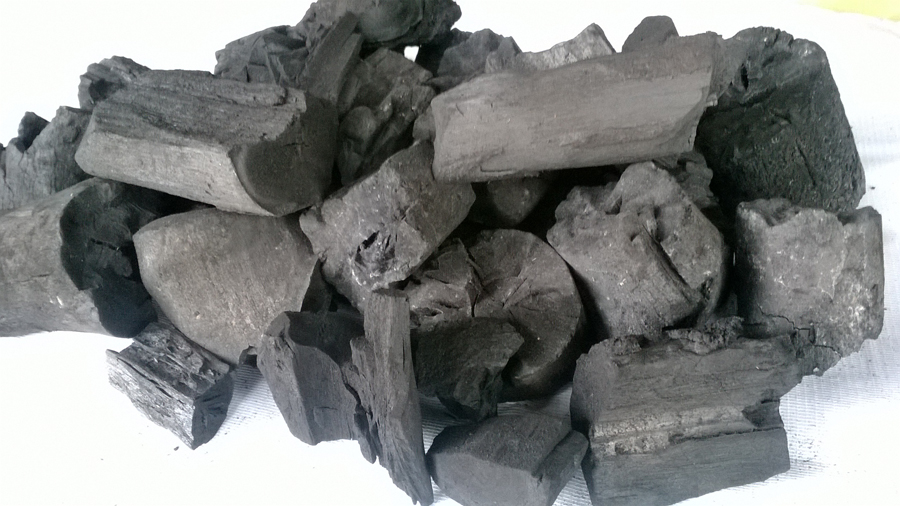 Cara Memutihkan Gigi dengan Arang Kayu