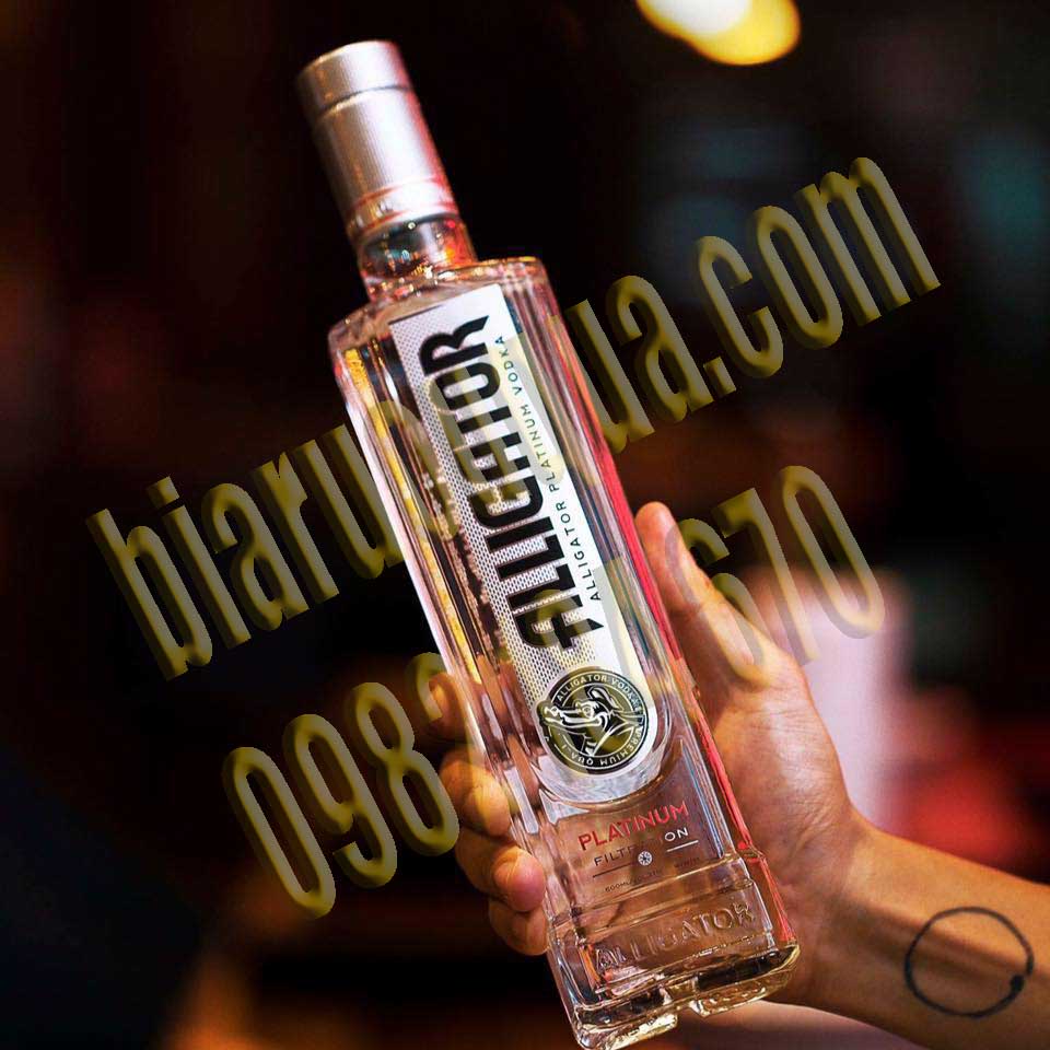 Hộp quà rượu Vodka Cá Sấu Đen 31% 500ml phiên bản tết 2021