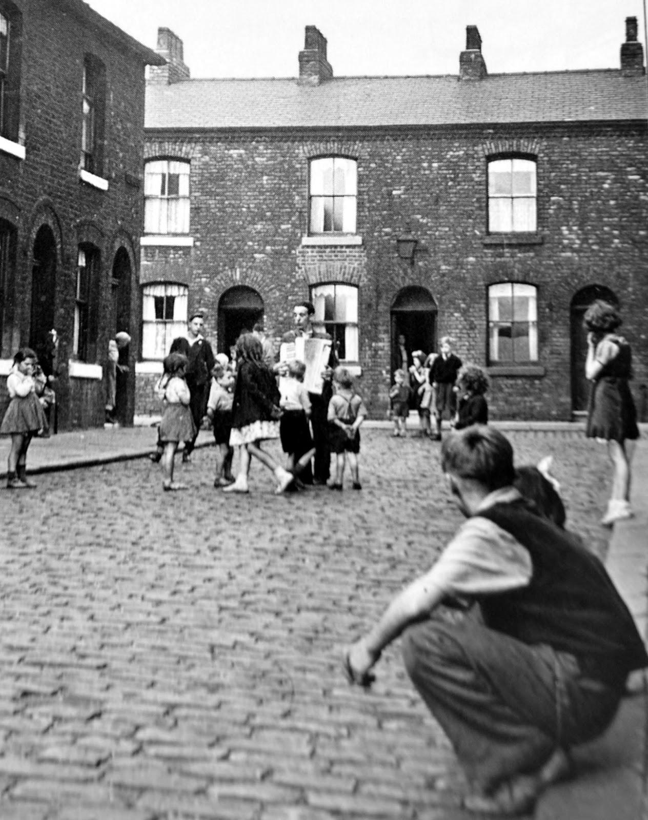 Tour Scotland: Old Photograph Children Dancing In The Street In Glasgow ...