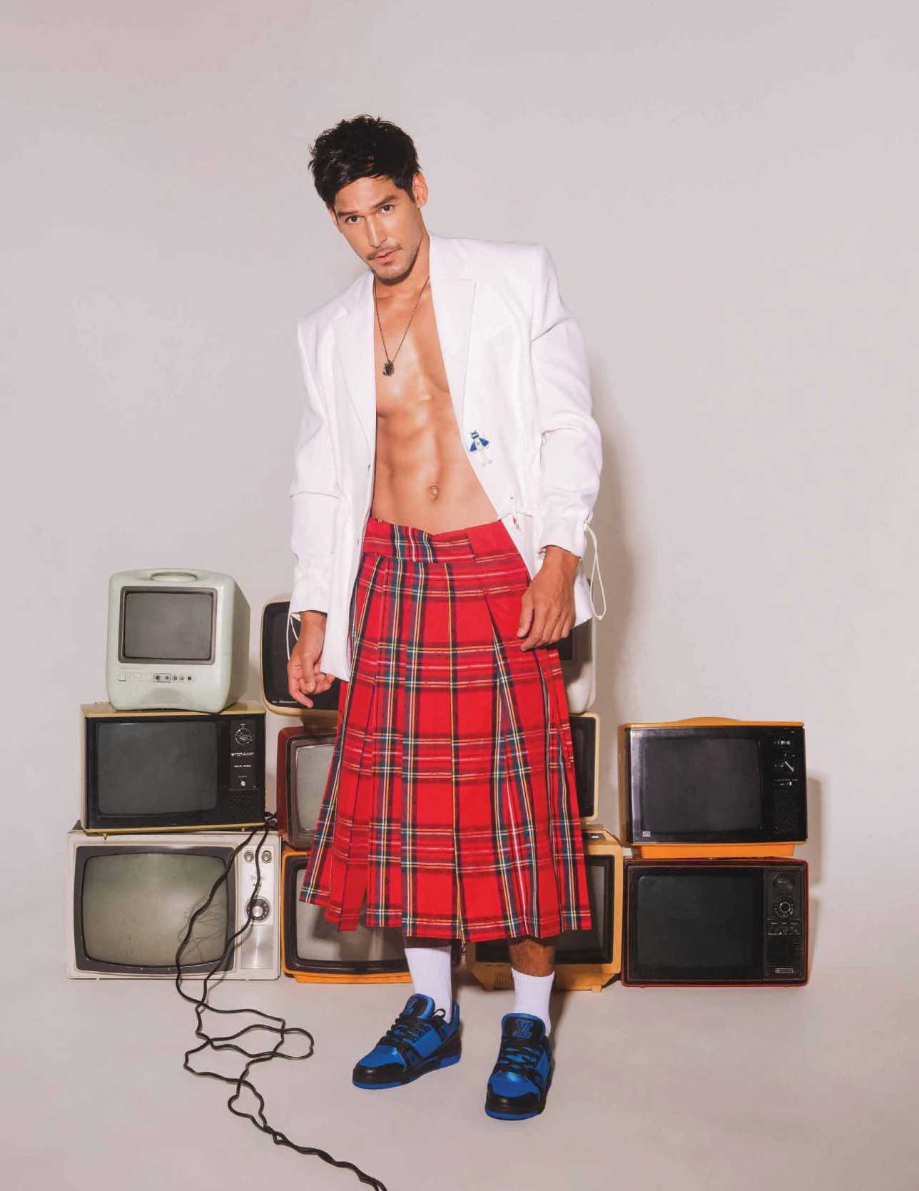 Richard Kyle se enfunda en look de Louis Vuitton para el número de ...