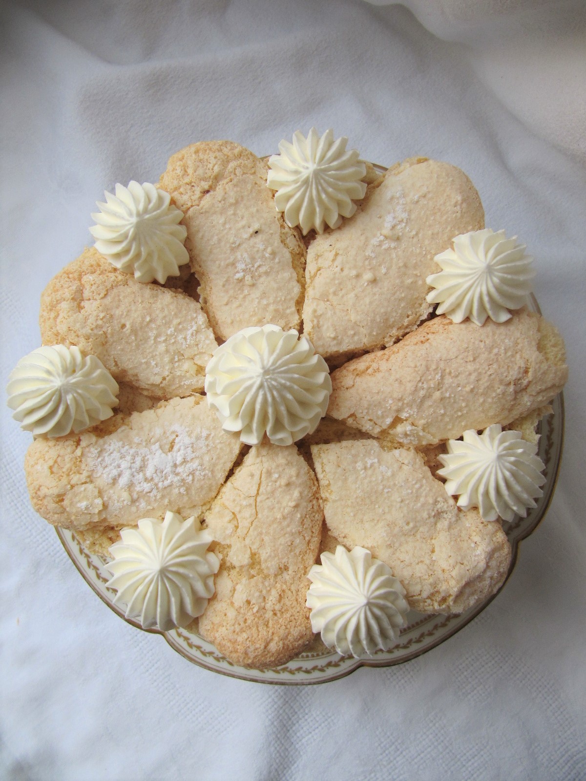 La cuisine d'ici et d'ISCA: Charlotte aux amandes pour la mi-carême