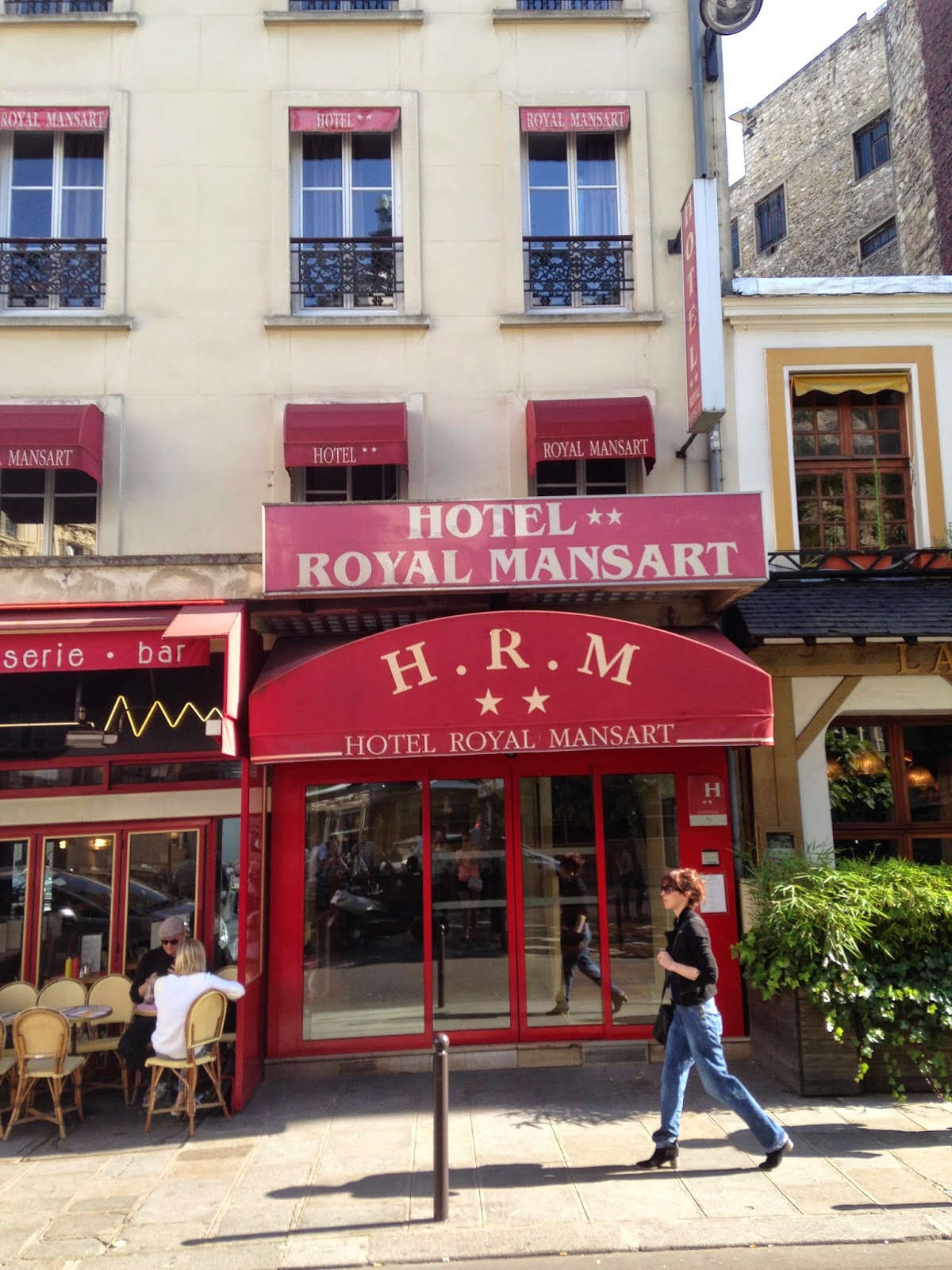 Mona, Macarons and Snails