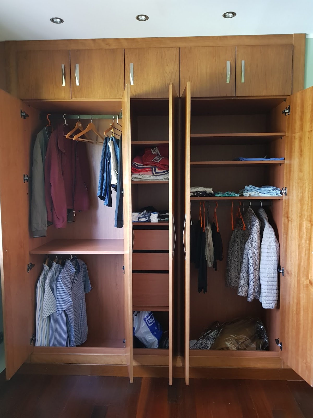 CARPINTERO FERNANDO G. CALLEJA: ARMARIO CEREZO CON ALTILLO