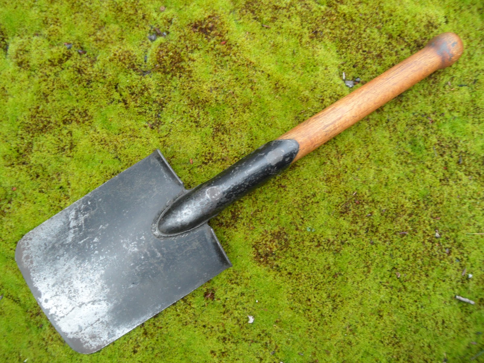 Four Bees: East German Feldspaten, Field Shovel - Spade, Early Post-War ...