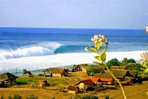 Keganasan Ombak dan Keindahan Wisata Pantai Desert Point ( Bangko ...