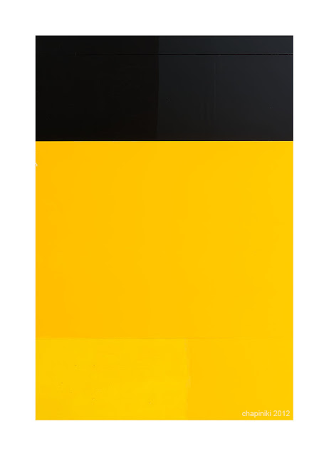 Negro sobre amarillo