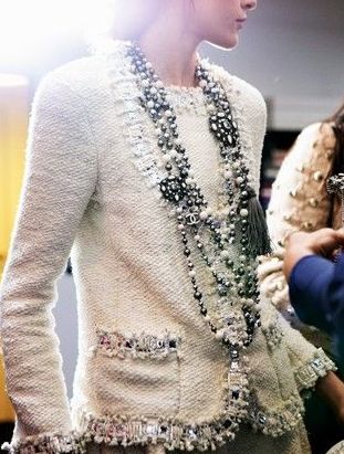 The legendary Coco´s tweed jacket - Magnifique Brunette