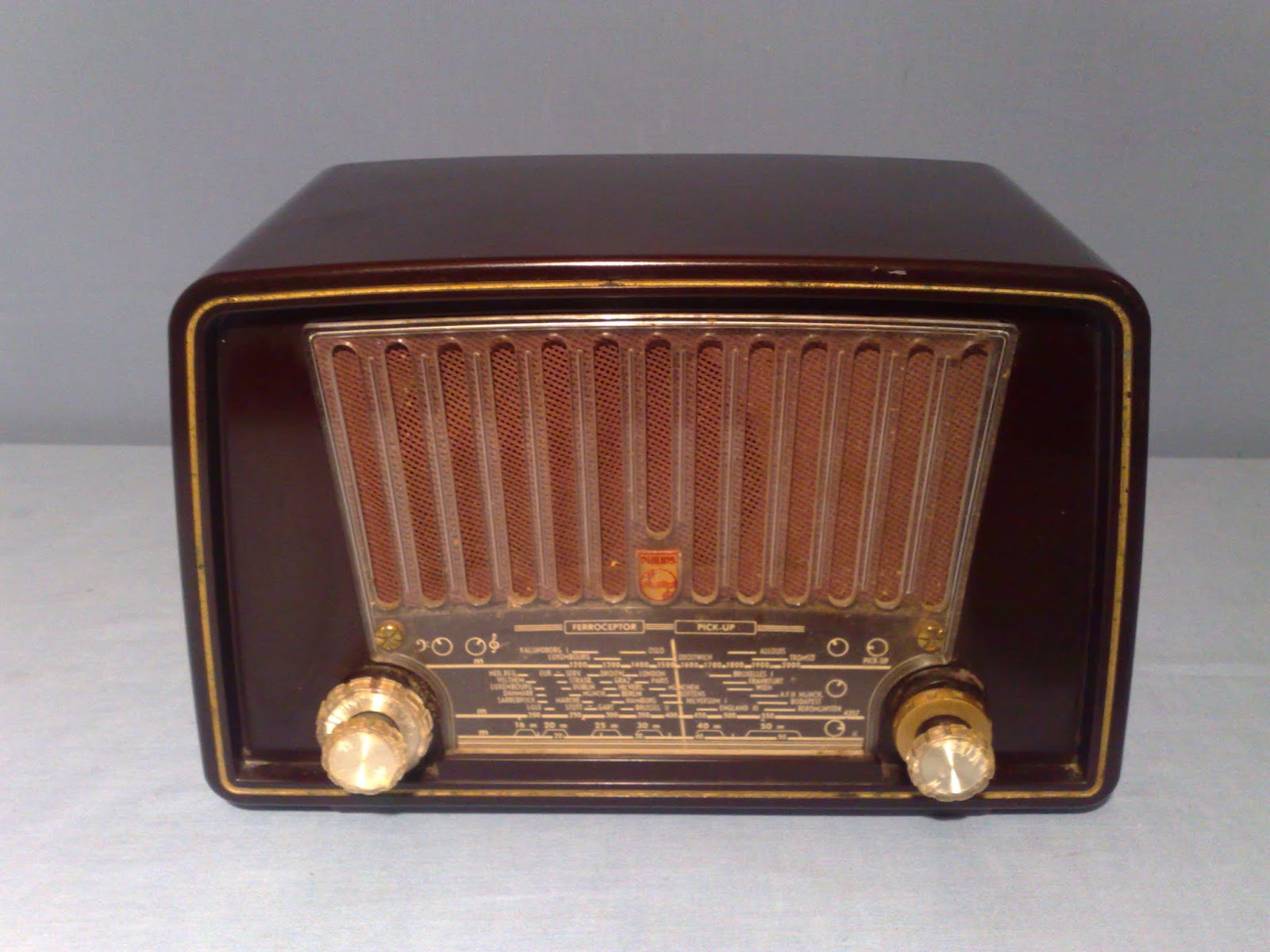 TOM's TECH TOYS: BAKELITE RADIOS