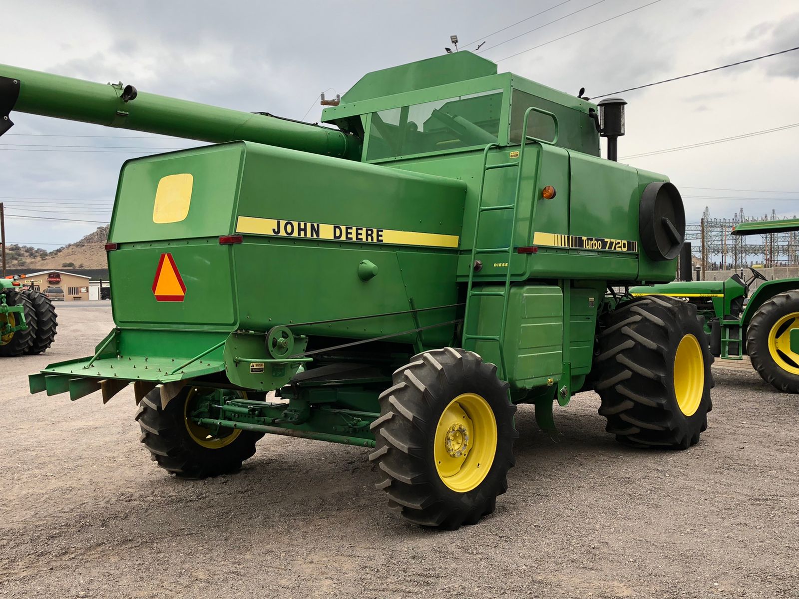 MAQUINARIA AGRICOLA INDUSTRIAL: Trilladora John Deere 7720 4x4 $13,600 Dlls.