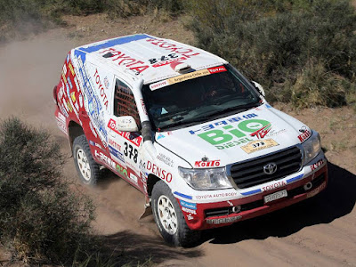 Land Cruiser in Dakar Rally Wallpaper