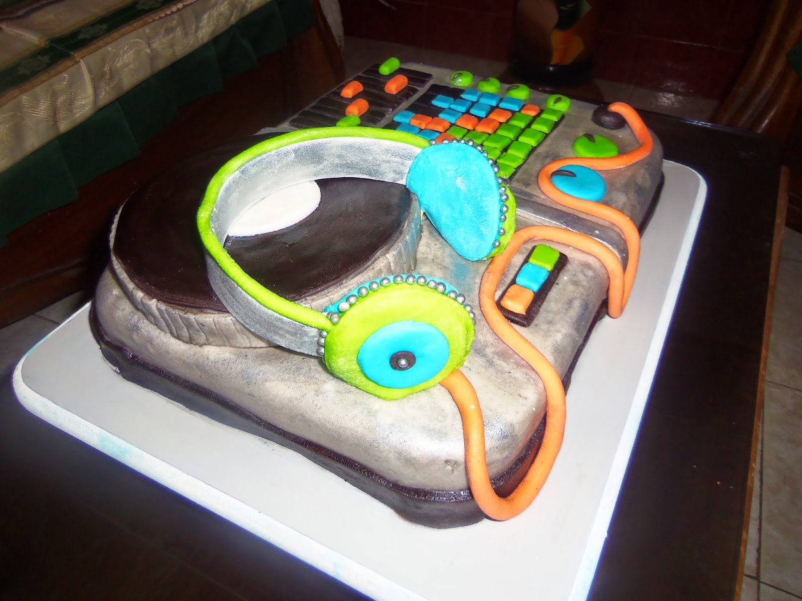 TORTA DE CUMPLEAÑOS DE DJ.