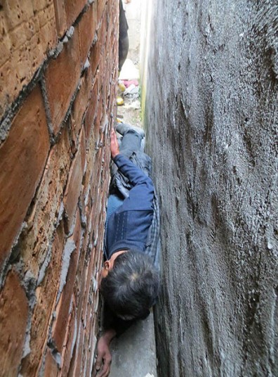 PHOTO OF THE DAY - Chinese Man Gets Stuck Between Two Walls In Shortcut ...