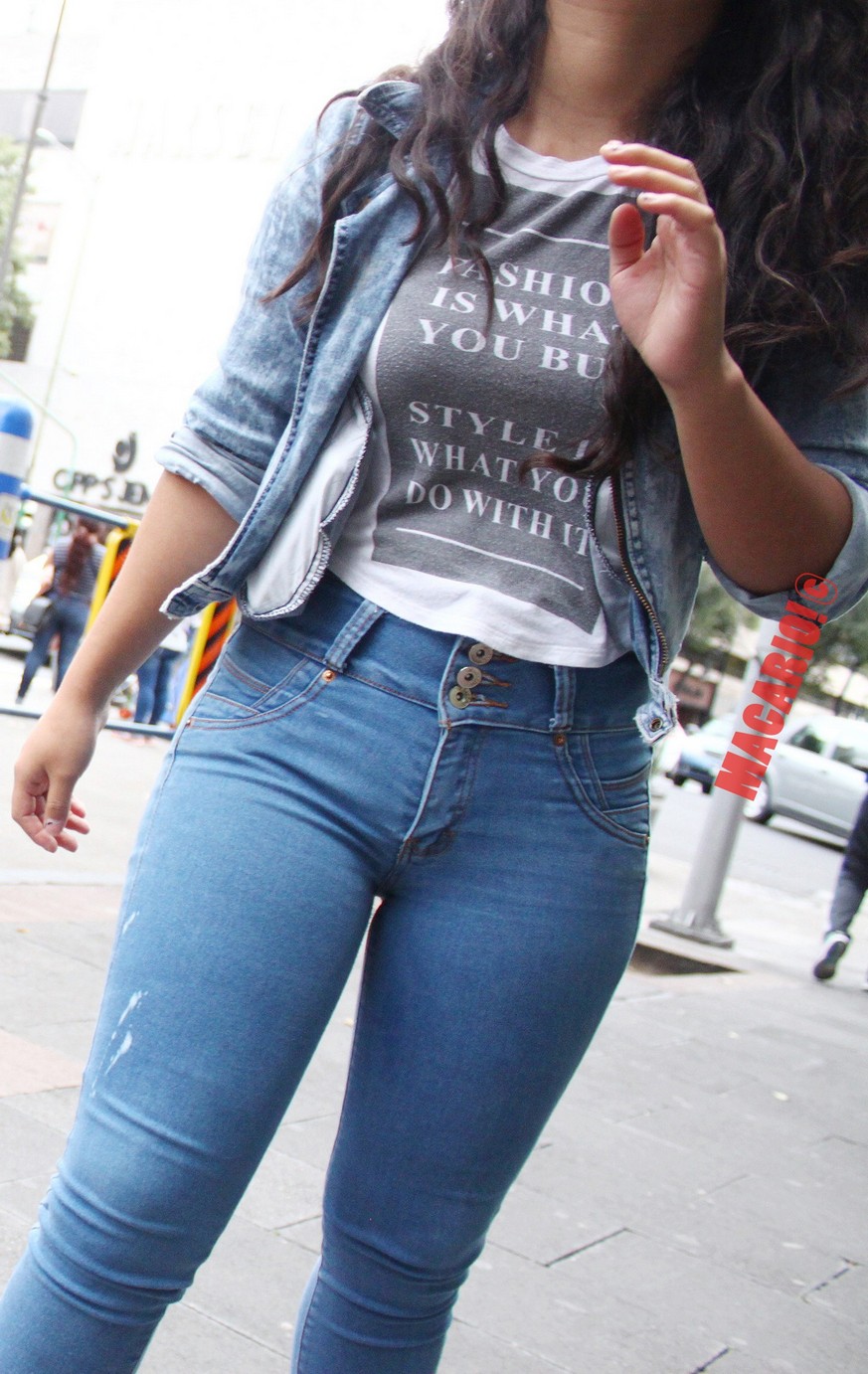Linda Morena Con Pantalones De Mezclilla Apretado Buenas Nalgas