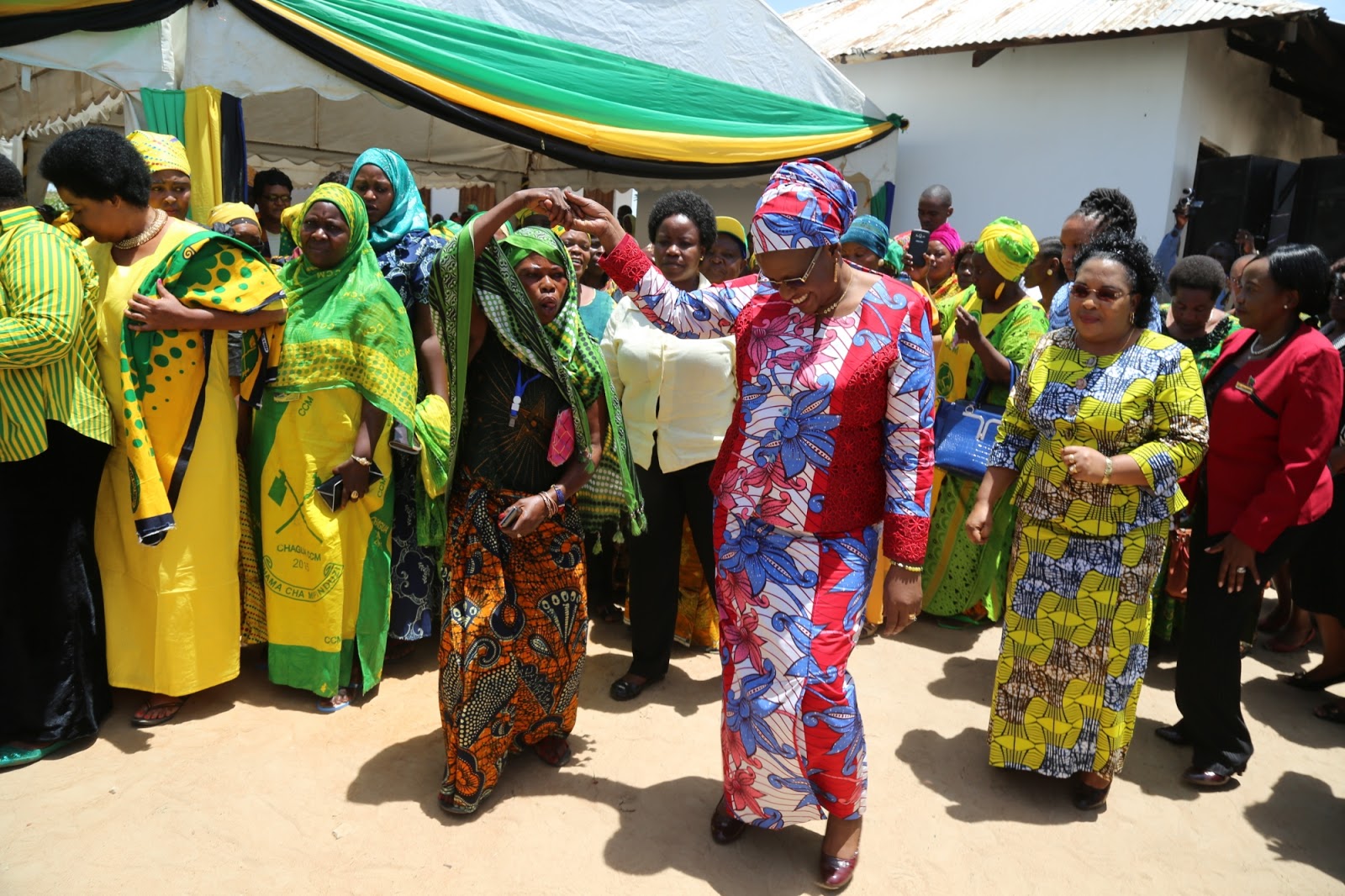 MATUKIO @ MICHUZI BLOG: MAMA MAGUFULI NA MAMA MAJALIWA WAWAOMBA ...