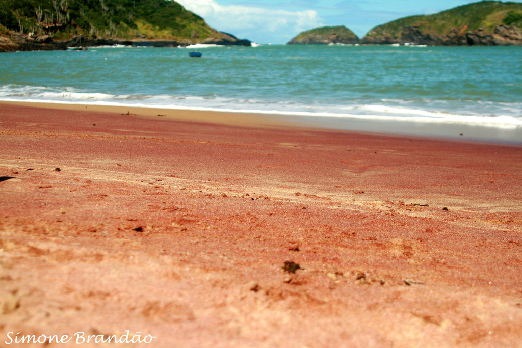 Areia cor de rosa? Confira algumas praias ao redor do mundo com essa ...