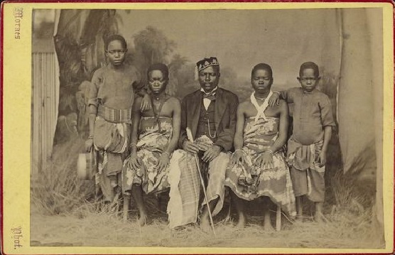 ANGOLA PORTUGUESA ATRAVÉS DOS SÉCULOS: COMÉRCIO E TRÁFICO DE ESCRAVOS