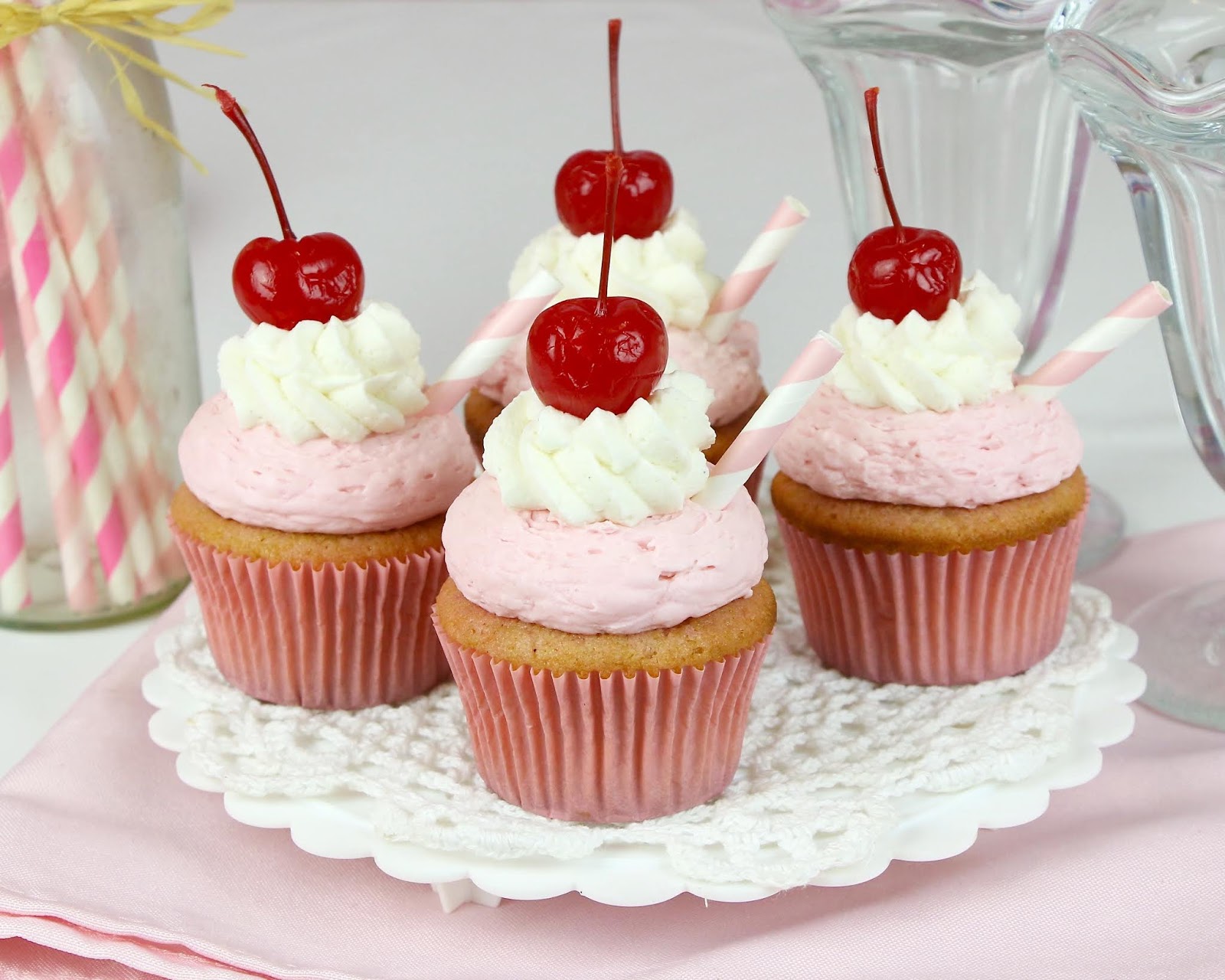 {VIDEO} Strawberry Milkshake Cupcakes - The Lindsay Ann