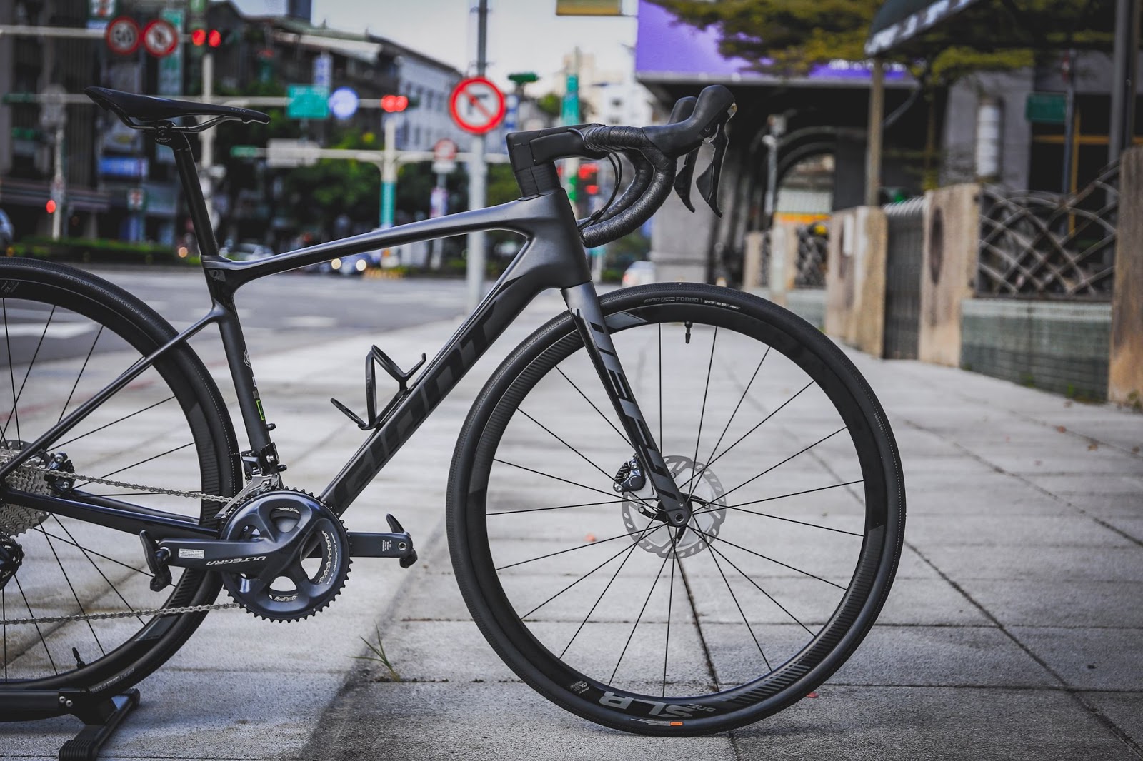 蛙不停: 【蛙 交車】愜意飆速—DEFY Advanced PRO 2