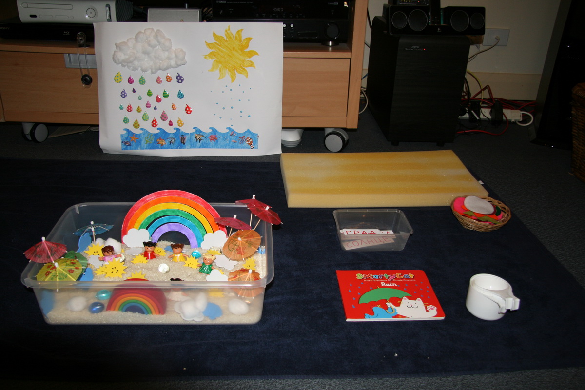Live and play: Weather sensory box.