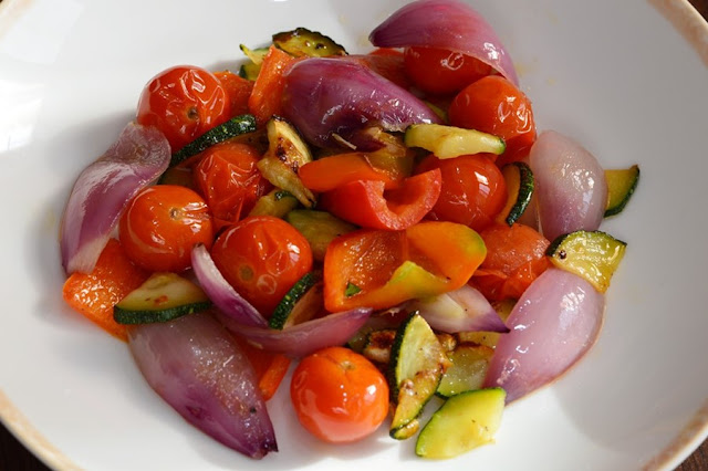 Lavrac (lup/biban de mare) cu legume, la tigaie - CAIETUL CU RETETE