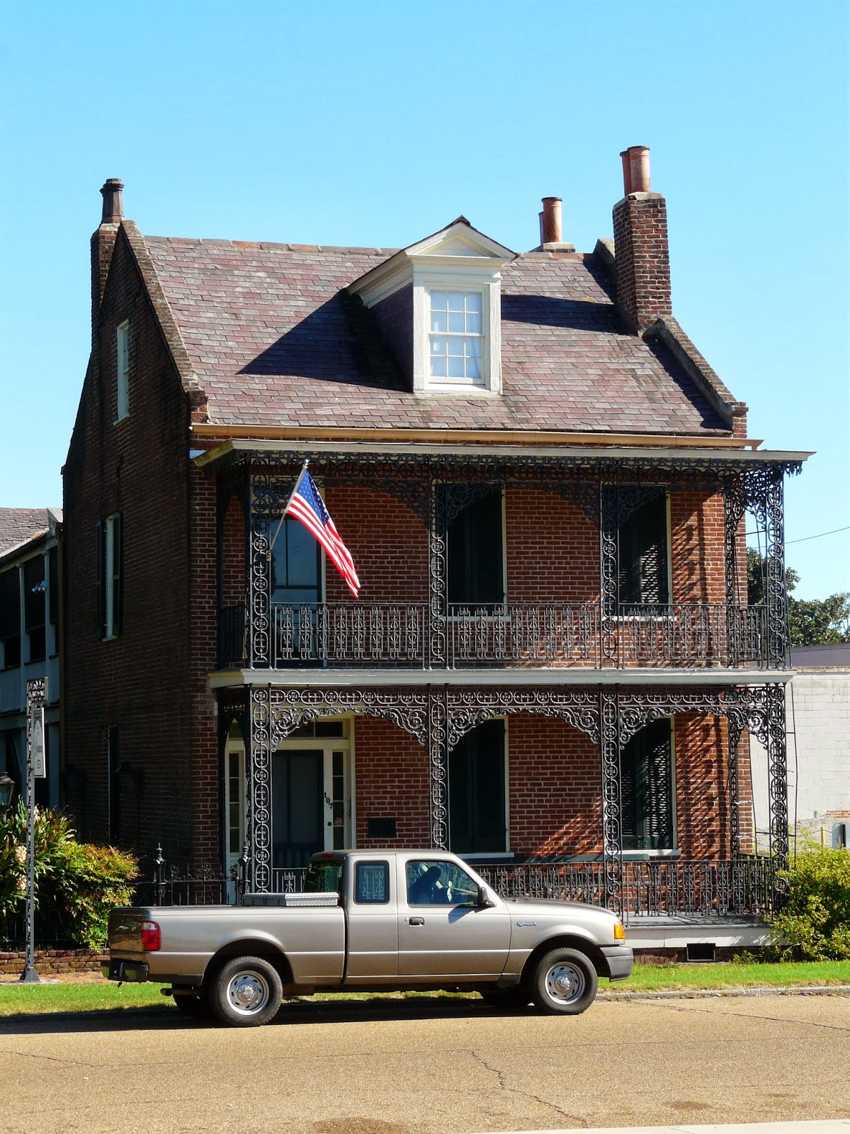 VIVA LA VITA: Antebellum architecture at the Mississippi river