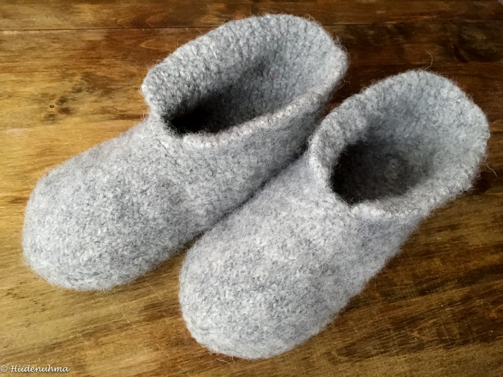 Hiidenuhman puuhat: Huovutetut tossut neuloen