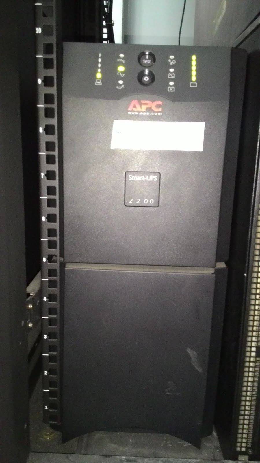 AGENDA HARIAN PKL: PEMASANGAN SERVER KE DALAM LEMARI SERVER di KANTOR ...