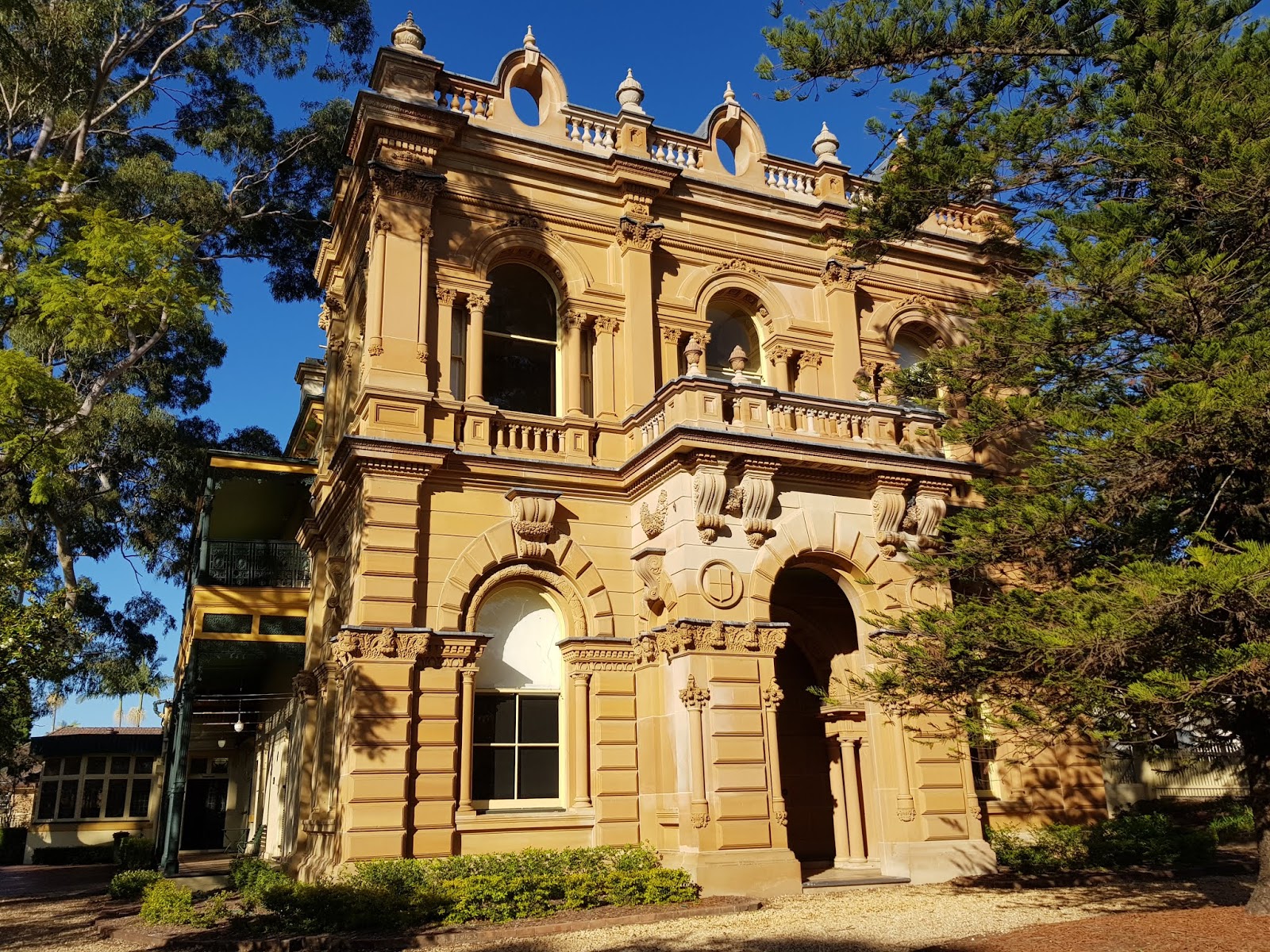 Sydney - City and Suburbs: Strathfield, Holyrood