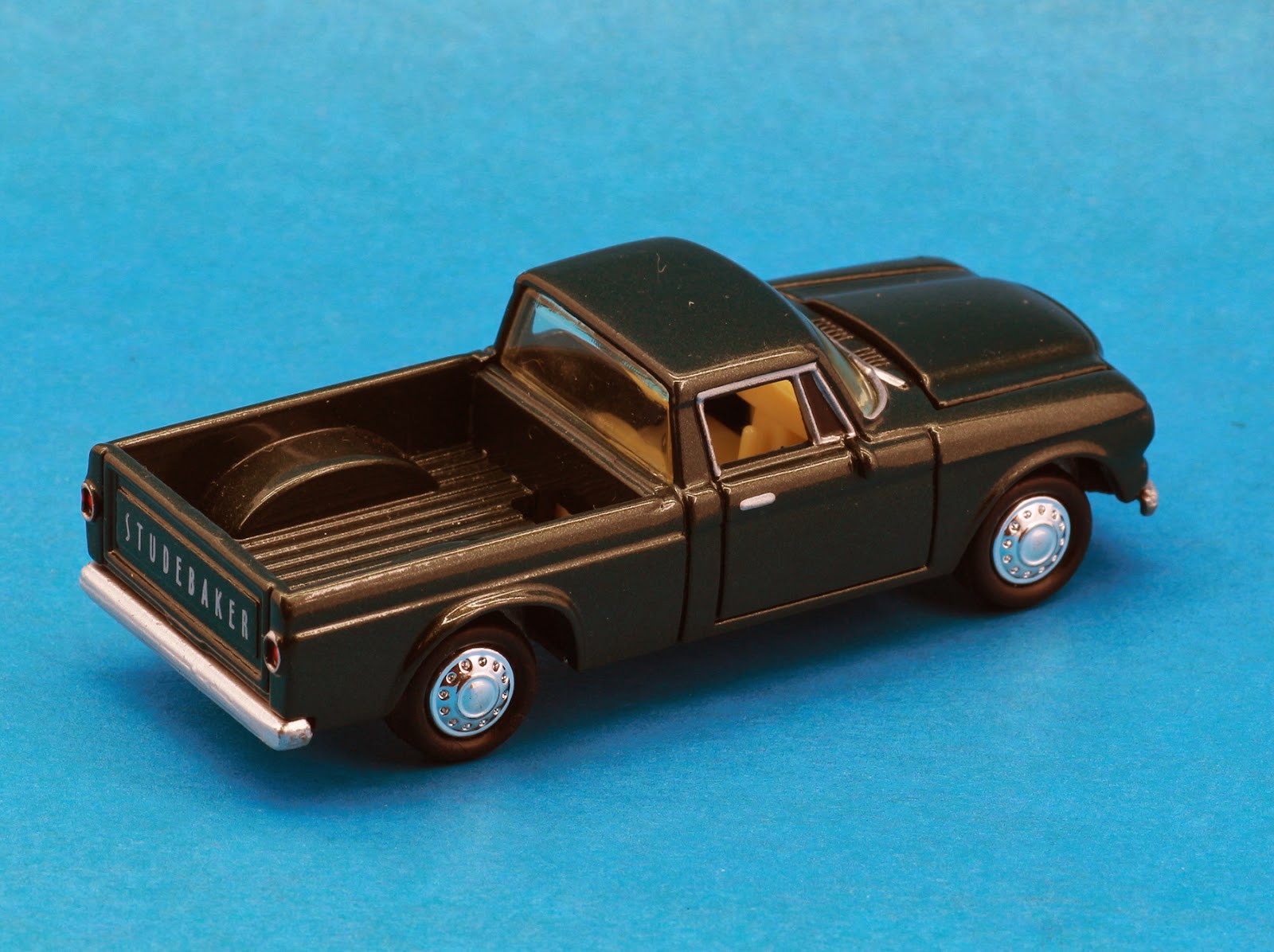 Incredible Mini Garage: Studebaker Champ 1960 Johnny Lightning 1/64