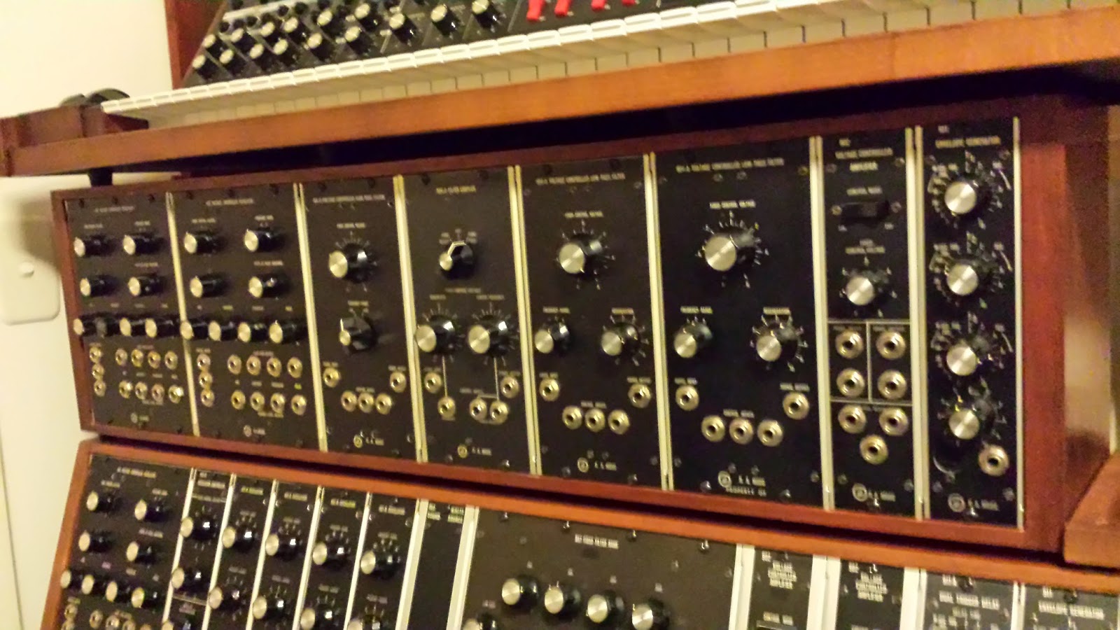 JonDent - Exploring Electronic Music: What U is that synth ...