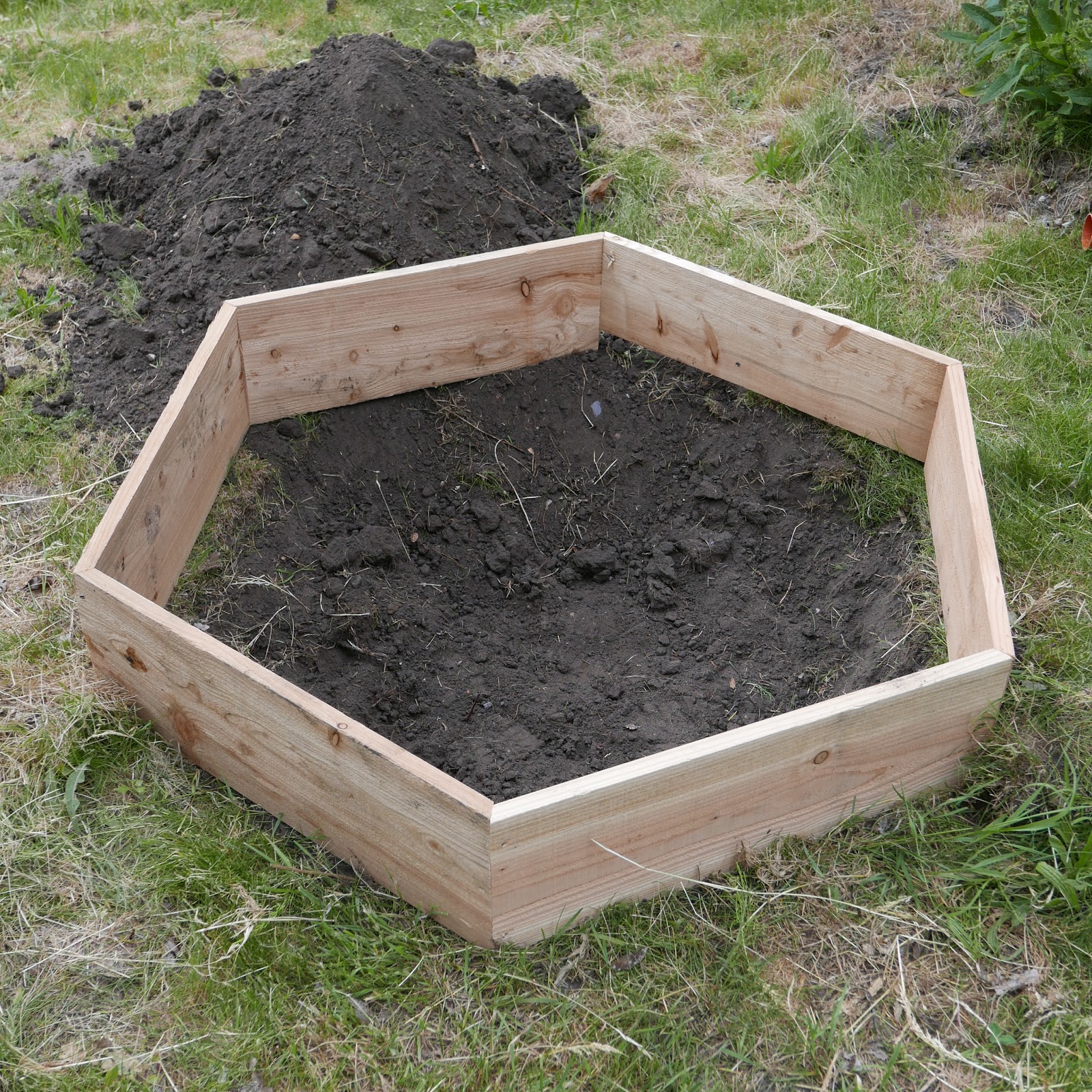 Le Compostier: Build your own DIY Honeycomb Garden