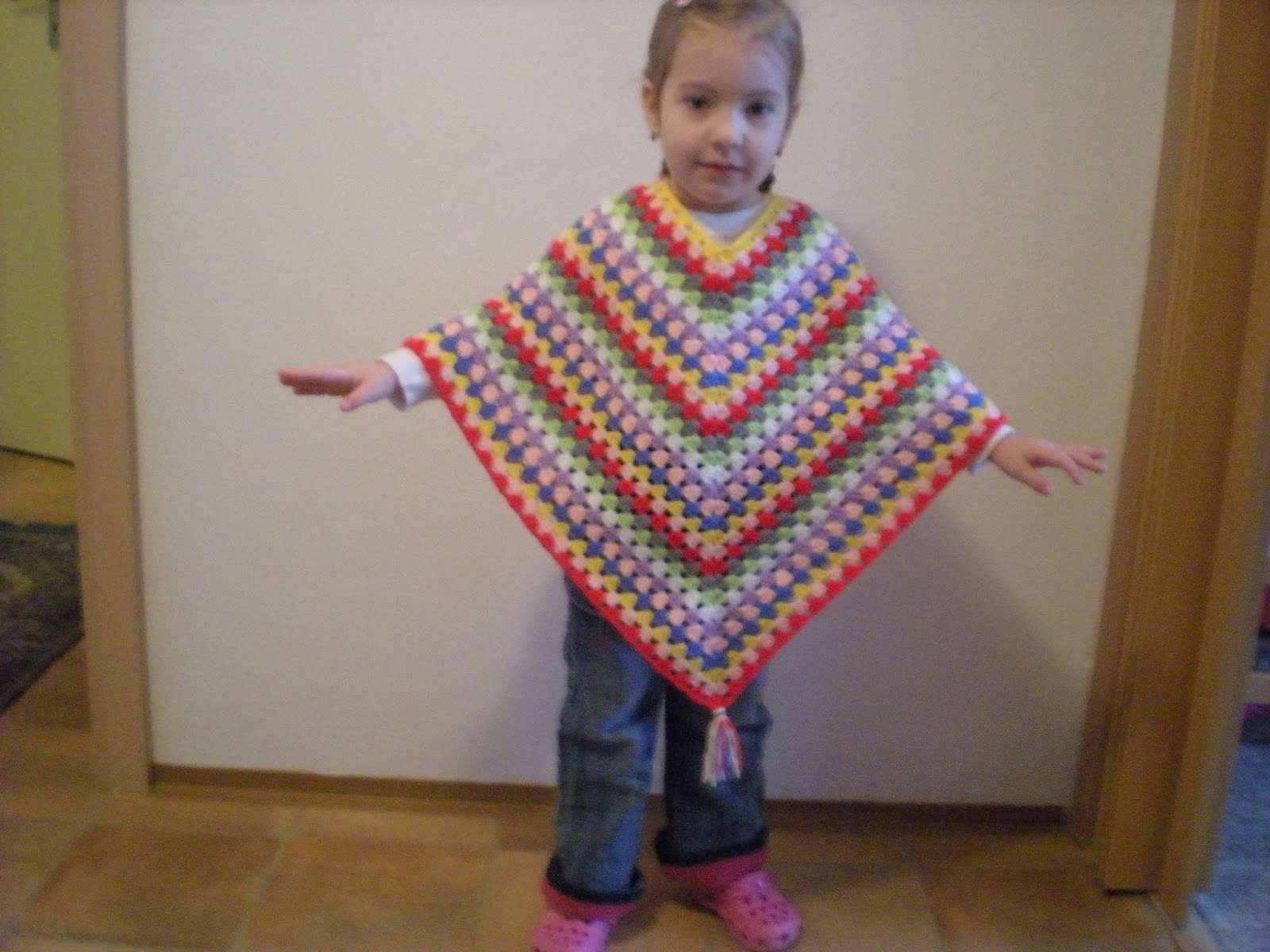 EmmHouse: Cute little Ponchos – free crochet pattern