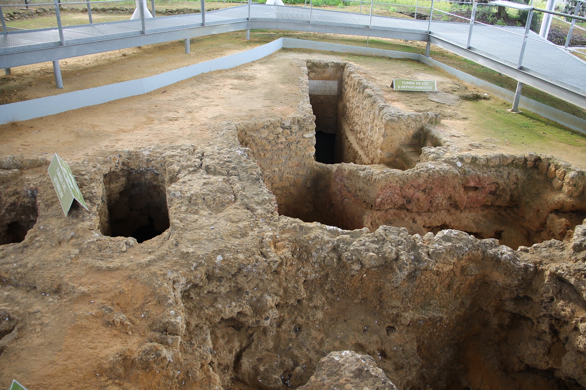 En Carmona (Sevilla): Visitas al Anfiteatro y Necrópolis Romana.