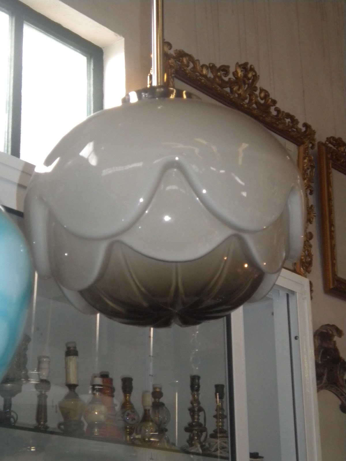 é DE +: Candeeiro tecto vintage vidro opalino cinza flor